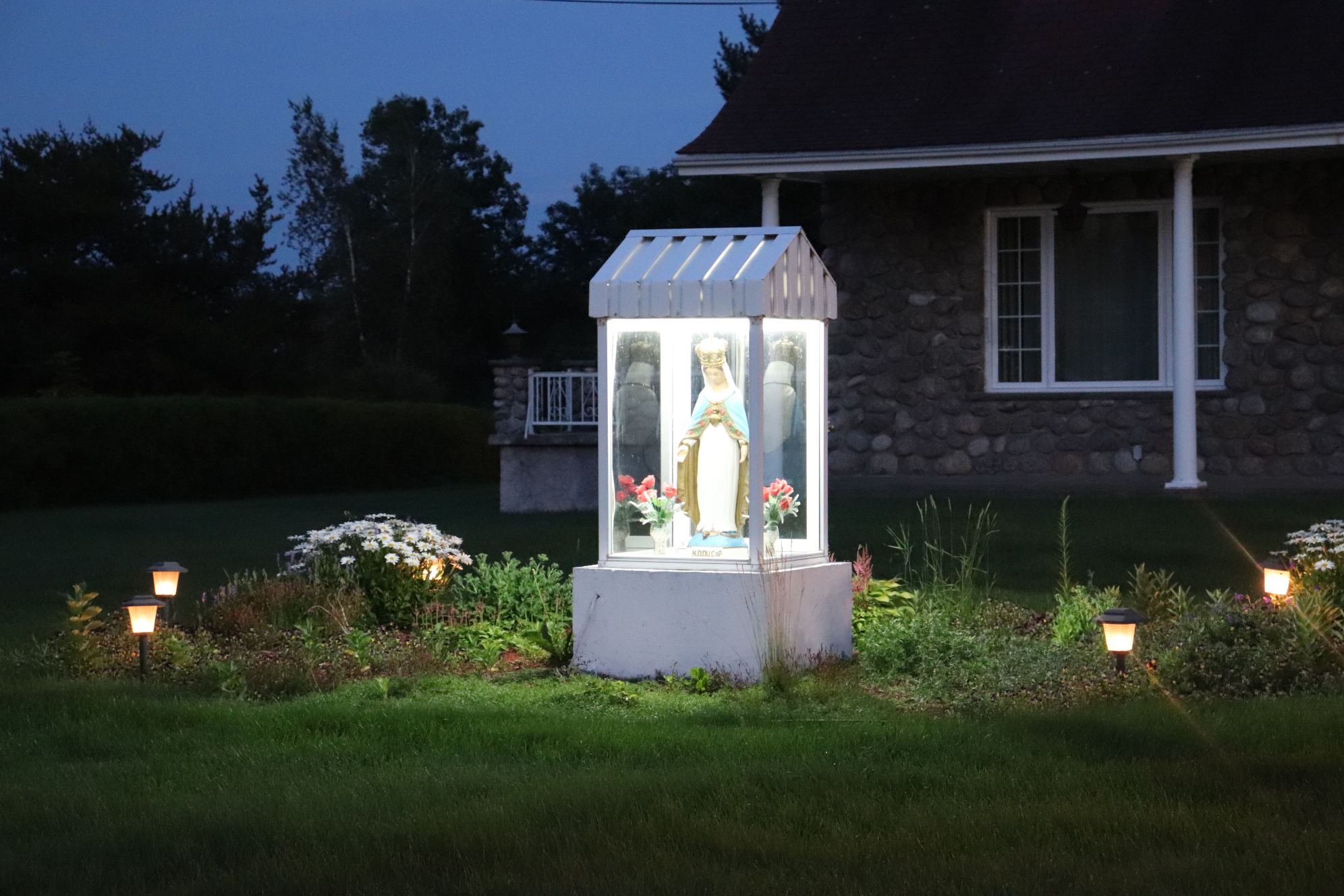 Niches mariales : Petits trésors du patrimoine vernaculaire - La sacristine